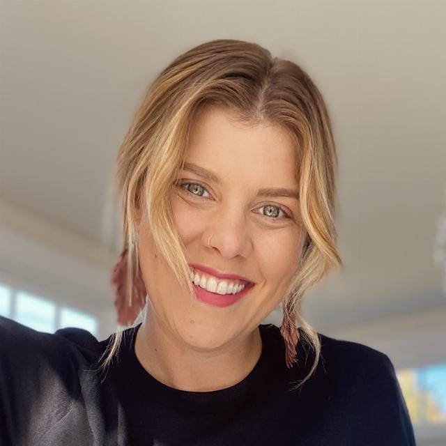 Book Services in Nashville, TN with Leah T (LEAH93587)