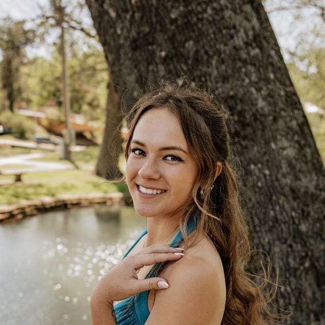 Book Services in Bartlesville, OK with Lexi H (LEXI42892)